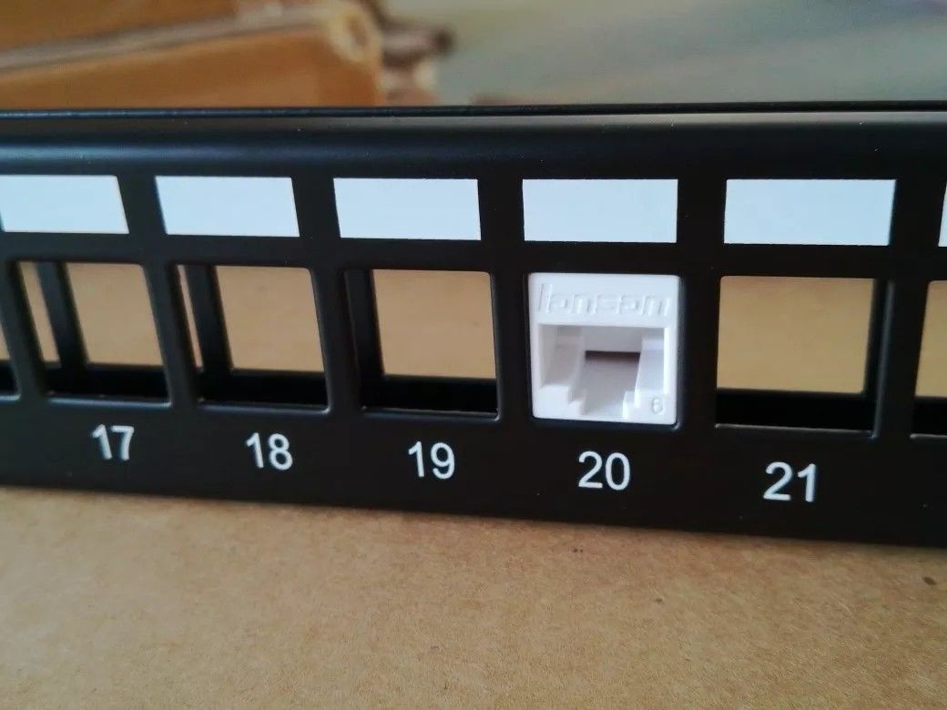 Panel Patch Ethernet Jaringan UTP Terhuyung 24 Port